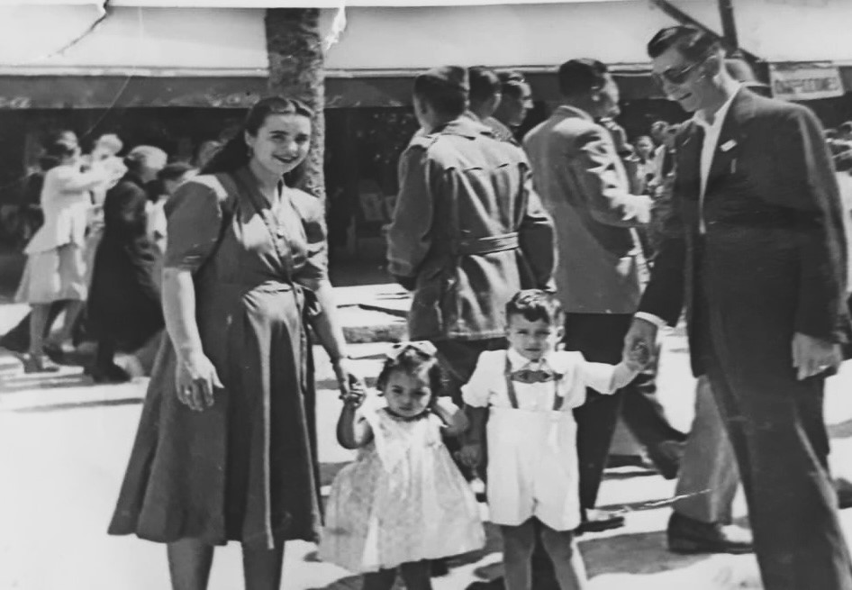 CARMELA Y PEPE THE CLASSIC WRITER by Louis Villalba